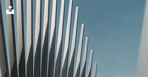 하늘 배경이 있는 금속 구조물의 클로즈업 사진 Unsplash의 무료 마인츠 이미지