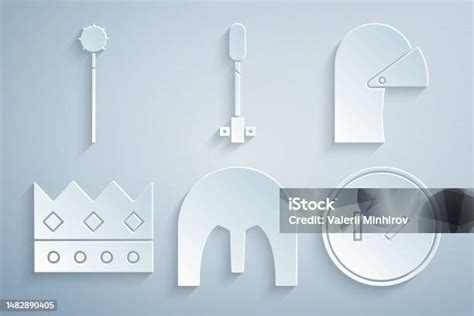 중세 철제 헬멧 왕관 둥근 나무 방패 횃불 불꽃 및 사슬로 묶인 철퇴 공 아이콘을 설정합니다 벡터 3차원 형태에 대한 스톡 벡터 아트 및 기타 이미지 Istock