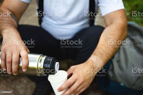 젊은 남자는 숲에서 컵에 테르모에서 뜨거운 음료 차 또는 커피를 부어 35 39세에 대한 스톡 사진 및 기타 이미지 35