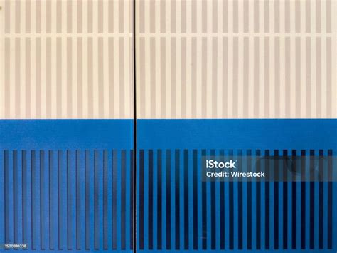 흰색과 파란색 세로 줄무늬가 서로 인접한 두 개의 파란색으로 칠해진 벽 패널의 클로즈업 0명에 대한 스톡 사진 및 기타 이미지 0명 건축물 기하 Istock