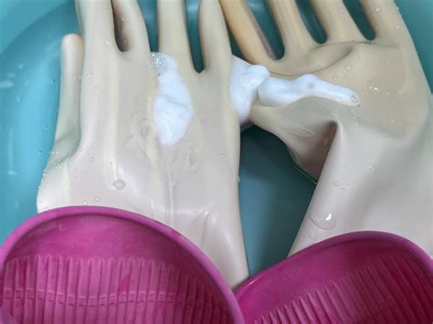 고무장갑 안에 ‘이것 넣으면 냄새와 세균이 사라진다는 사실을 알았습니다