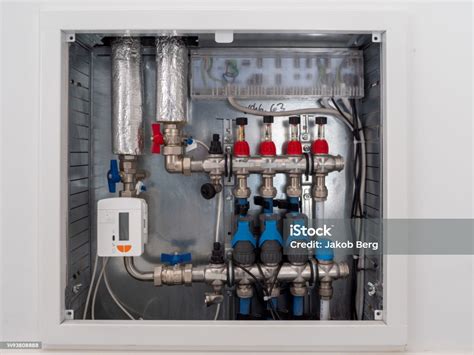 아파트의 온수 및 냉수 공급을 위한 물 분배기 및 수도꼭지 욕실에 대한 스톡 사진 및 기타 이미지 욕실 설치 테크놀로지