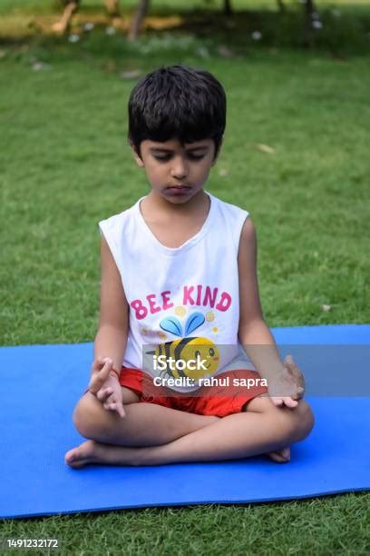 아시아의 똑똑한 아이는 야외 사교 공원에서 요가 포즈를 취하고 아이들의 요가 포즈를 취한다 요가와 명상 운동을 하는 어린 소년 4 5세에 대한 스톡 사진 및 기타 이미지