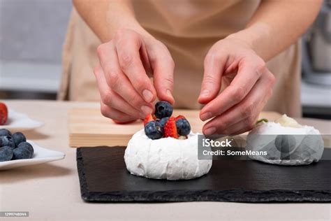 블루베리와 딸기로 머랭을 장식하는 여성의 손 케이크 만들기 과정 거품 내기에 대한 스톡 사진 및 기타 이미지 거품 내기 고급 요리 과일 Istock