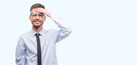 머리 수치심과 깜짝 얼굴로 충격된에 손으로 압박 하는 젊은 사업가 분노와 좌절 두려워 하 고 실수에 대 한 화가 감정에 대한 스톡 사진 및 기타 이미지 Istock