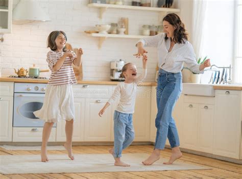 Mamá Y Sus Hijas Están Bailando Foto De Archivo Imagen De Sano