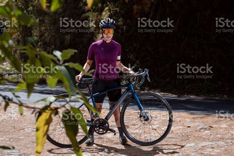 숲 한가운데에 있는 도로 옆에서 헬멧과 선글라스를 착용한 트레일 바이크를 입은 소녀 건강한 생활방식에 대한 스톡 사진 및 기타 이미지 건강한 생활방식 관측점 나무