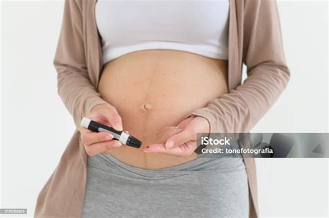 임산부는 디지털 혈당 측정기를 사용하여 혈당 수치를 확인 건강 관리 의학 당뇨병 혈당 개념 간호사에 대한 스톡 사진 및 기타