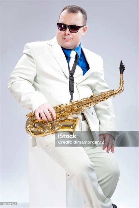 음악 개념입니다 알토 색소폰 흰색 바탕에 흰색 양복에 포즈와 잘생긴 백인 음악가의 초상화 블랙 선글라스를 착용 수직 이미지 구성 30 39세에 대한 스톡 사진 및 기타