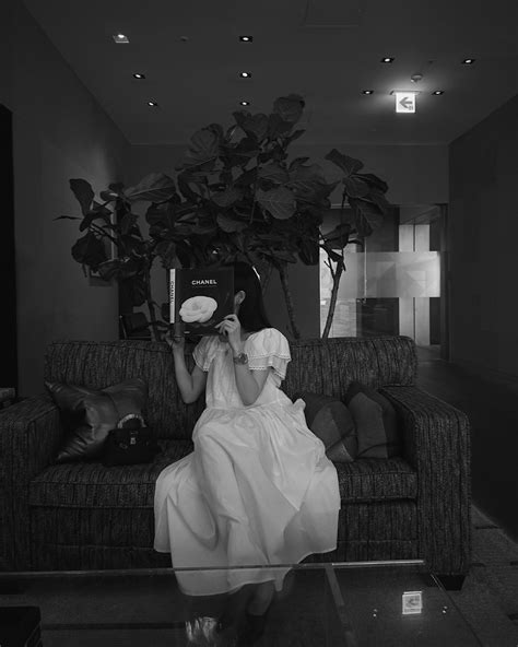 파티수 클래식한 니트 짜임과 부드러운 터치감의 가디건으로 키치한 카라 넥과 배색 스트라이프 디테일이 포인트인 가디건과 신축성 좋은 니트 숏츠로 밑단 배색 라인이 감각적인