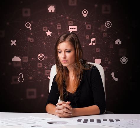 Le Secrétaire Travaille Sur Un Concept Multitâche Image stock Image du travail musique 164693419