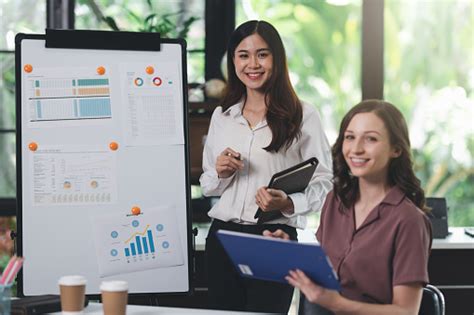 비즈니스 사무실 여성의 개념 비즈니스 여성은 워크스테이션의 책상에서 노트북을 사용하여 문서 및 비즈니스 투자 그래프 데이터를