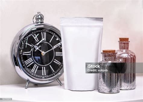 커피 차를 저장하기위한 종이 생태 가방의 템플릿 크리스마스와 새해 선물용 진공 포장 0명에 대한 스톡 사진 및 기타 이미지