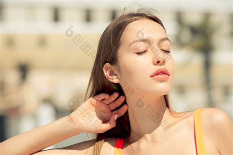 美丽的女人拥有日光浴和放松水池附近图片 包图网企业站