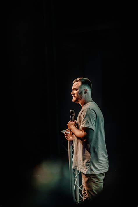 마이크를 들고 있는 남자 사진 Unsplash의 무료 각도 이미지