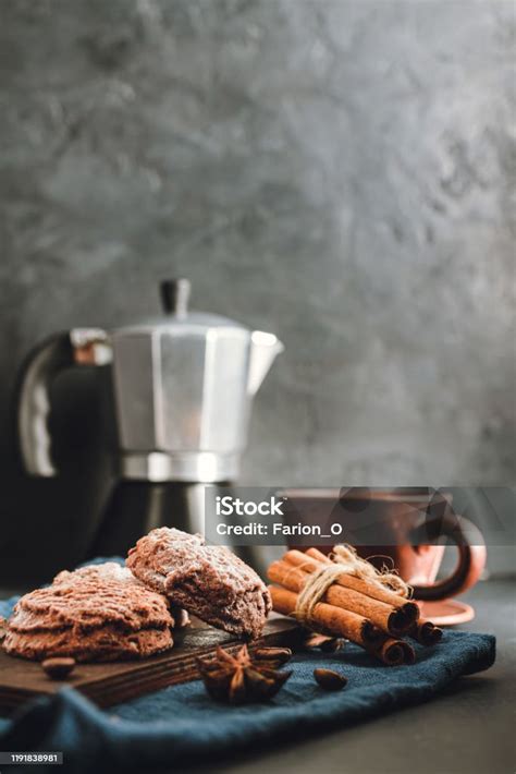 초콜릿 쿠키 커피와 컵 모카 냄비 계피 스틱 파란색 냅킨에 스타 아니스 복사 공간이있는 어두운 배경 0명에 대한 스톡 사진 및 기타 이미지 Istock
