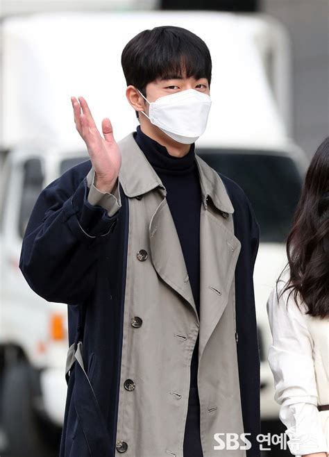 [e포토] 남주혁 훈남의 손인사