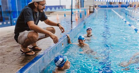 라틴 수영 남자 트레이너는 멕시코의 수영장에서 청소년 수영 학생들에게 몇 가지 조언을 이야기합니다 라틴 아메리카 사진