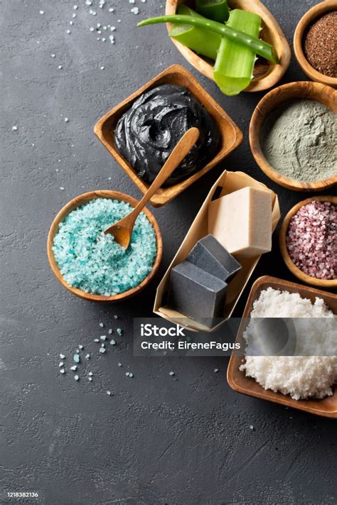 스파 몸과 얼굴을 위한 천연 화장품 해초 허브 비누 사해 진흙 지상 커피 스크럽 알로에 어두운 테이블에 얼굴 마스크점과 푸른 바다 소금 맨 위 보기 공간을 복사합니다 꿀에