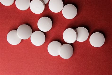 의료 라운드 화이트 정제 텍스트 또는 이미지에 대 한 공간을 빨간색 배경에 칼슘 비타민 클로즈업 알 약 건강 빨간색 배경에 대한 스톡 사진 및 기타 이미지 Istock