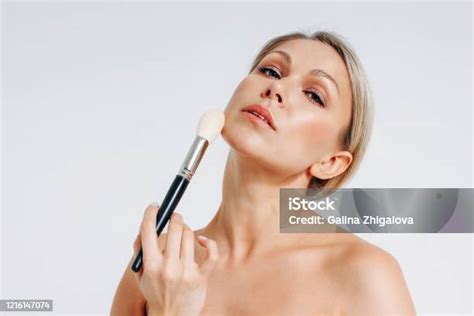 금발의 아름다움 초상화 미소 여자 35 년 플러스 흰색 배경에 고립 된 깨끗 한 신선한 얼굴 근처 홍당무 브러시를 들고 35 39세에 대한 스톡 사진 및 기타 이미지