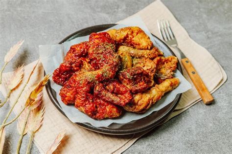 Premium Photo 검은색 접시에 담긴 한국 음식 양념치킨 요리