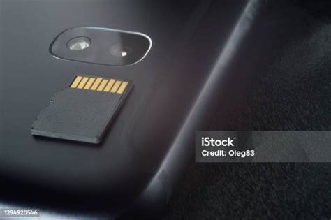 플래시 메모리 저장 개념 스마트폰의 배경에 마이크로 Sd 카드 메모리 카드는 휴대 전화 태블릿 등과 같은 휴대용 전자 장치에 디지털 정보를 저장하는 데 사용됩니다 0명에