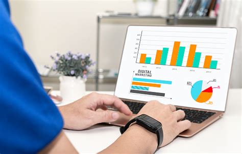 다양한 유형의 지표를 가진 금융 상품에 대한 비즈니스 상인 투자자 분석가는 금 및 계좌 장부 및 돈 거래 데이터 지수 차트 그래프 및 랩톱 화면과 결합합니다 거래자에 대한