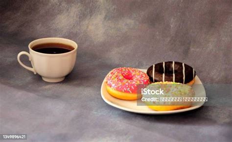 흰색 세라믹 접시에 여러 가지 빛깔의 유약세 개의 도넛과 회색 추상적 배경에 홍차 한 잔 0명에 대한 스톡 사진 및 기타 이미지 0명 3가지 개체 개체 그룹 Istock