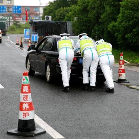 【战“疫”政法人】齐心“菏”力 共战疫情，菏泽交警风雨中严守疫情防控“第一道”防线任仲建身影董鹏