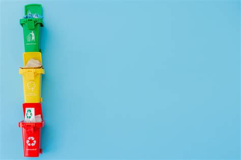 파란색 배경에 재활용 기호가 있는 노란색 녹색 및 빨간색 재활용 쓰레기통 도시를 깔끔하게 유지 재활용 기호를 떠난다 자연 보호 개념 0명에 대한 스톡 사진 및 기타 이미지