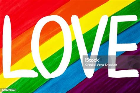흰색 단어 사랑 무지개 색 배경에 고립 된 닫기 Lgbt 커뮤니티 플래그 배너 Lgbtq 자부심 포스터 편지 사랑 기호 게이 레즈비언 양성애자 등 기호 축제 수채화 벽지