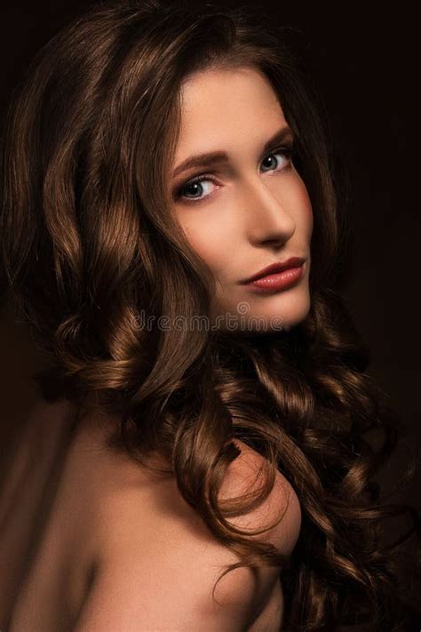 La Donna Molto Sexy Mostra Il Suo Sguardo Naturale Immagine Stock Immagine Di Capelli Testa