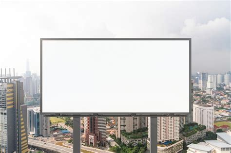 낮 시간에 Kl 도시 경관을 배경으로 하는 빈 흰색 도로 광고판 거리 광고 포스터는 3d 렌더링을 조롱합니다 전면 뷰