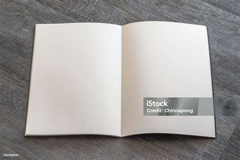 빈 오픈 A4 크기 책 카탈로그 잡지 브로셔 또는 책자 갈색 나무 테이블 바닥에 서식 종이 질감을 모의 고정됨에 대한 스톡 사진 및 기타 이미지 Istock