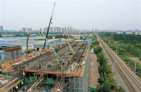 济宁主城区内环高架及连接线项目西外环涉铁转体桥（东幅）完成混凝土浇筑施工