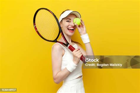 운동복을 입은 소녀 테니스 선수는 노란색 고립된 배경에 테니스 라켓과 공을 들고 웃고 있다 테니스에 대한 스톡 사진 및 기타 이미지 테니스 유색 배경 스포츠 Istock