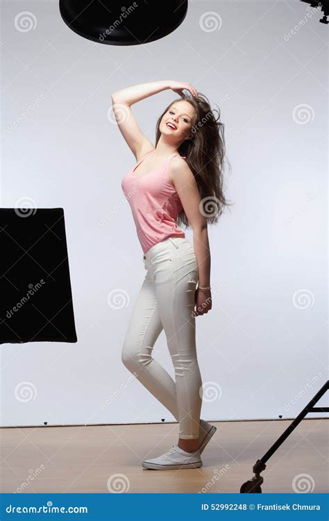 Красивый девочка подросток с длинными волосами Брайна Стоковое Фото изображение насчитывающей