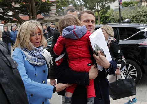 Невероятно красивые фото детей Бриджит Макрон семейные моменты