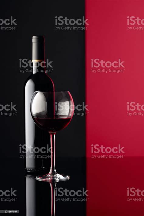 검은 색 반사 배경에 레드 와인의 유리와 병 공간을 복사합니다 0명에 대한 스톡 사진 및 기타 이미지 0명 가득 찬 검은색 Istock