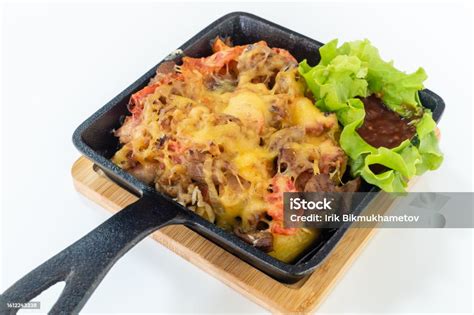 금속 팬에 샐러드와 소스를 곁들인 녹인 치즈 아래 감자와 버섯을 곁들인 구운 고기 가금류에 대한 스톡 사진 및 기타 이미지 가금류 건강한 생활방식 건강한 식생활