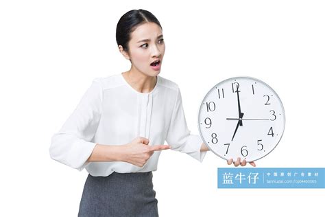 生气的女老板指着钟表 蓝牛仔影像 中国原创广告影像素材 生气的女老板指着钟表 蓝牛仔影像 中国原创广告影像素材