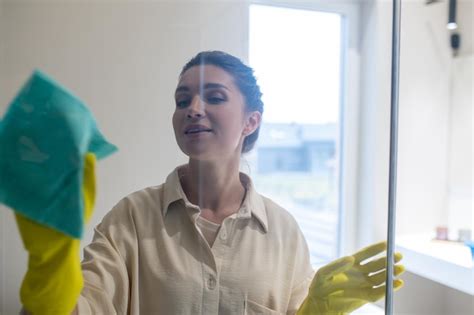 Mujer Joven Limpiando La Cabina De La Ducha En Casa Y Luciendo Ocupada