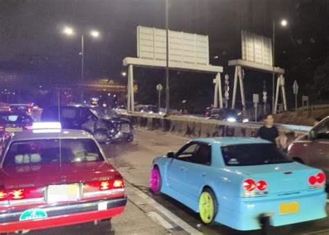 龍翔道客貨車撞壆毀車頭 有驚無險司機無恙｜即時新聞｜港澳｜oncc東網