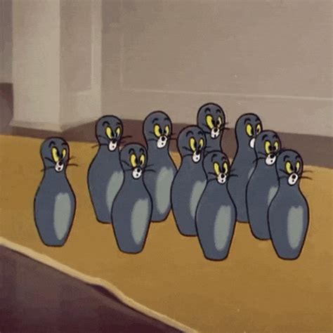 汤姆震惊表情包 一排表情惊恐的蓝色保龄球造型卡通角色，十分有趣表情包图片动图 求表情网斗图从此不求人