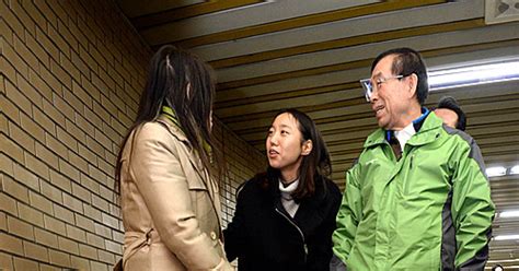 노숙인과 대화 나누는 박원순 시장