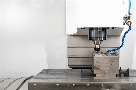 산업용 제조 공정을 위한 고속 및 정확도 Cnc 자동 가공 센터로 작업하는 커팅 공구 Cnc 장치에 대한 스톡 사진 및 기타 이미지 Cnc 장치 강철 검사 보기