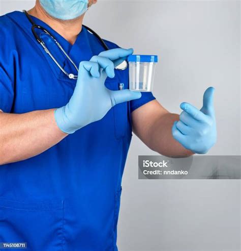 의사 블루 유니폼과 라텍스 장갑 소변 샘플을 복용에 대 한 빈 플라스틱 용기를 들고 개념에 대한 스톡 사진 및 기타 이미지 개념 건강 진단 건강관리와 의술 Istock