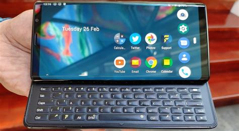 F x tec Pro 1 je smartfón s vysúvacou QWERTY klávesnicou v netradičnom horizontálnom smere