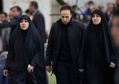 حضور دختر سردار سلیمانی بر سر تابوت شهید رییسی عکس